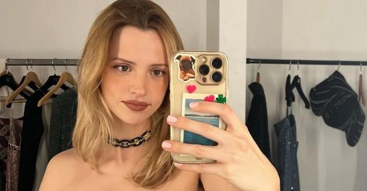 La chanteuse Angèle se lâche totalement et dévoile ses seins “ça fait peur” La chanteuse Angèle se lâche totalement et dévoile ses seins “ça fait peur”